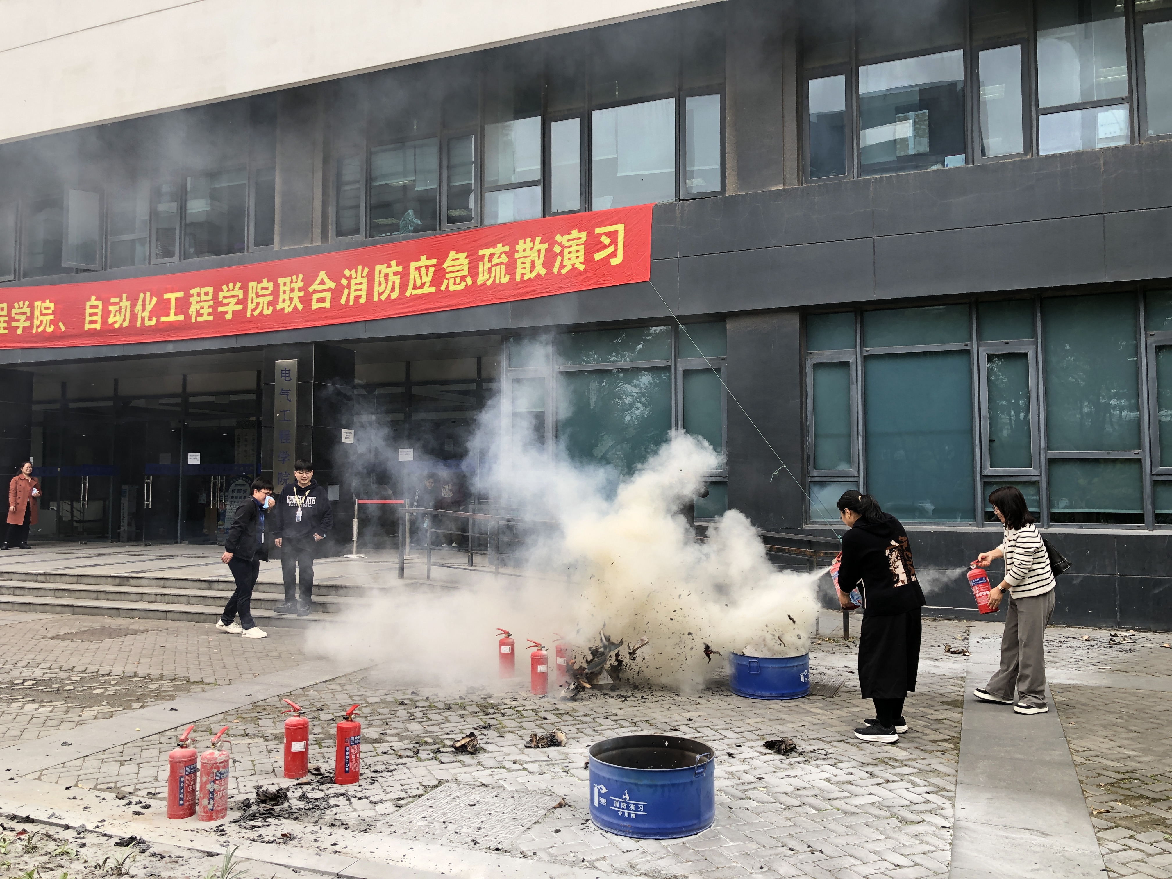 电气工程学院举行消防应急疏散演习
